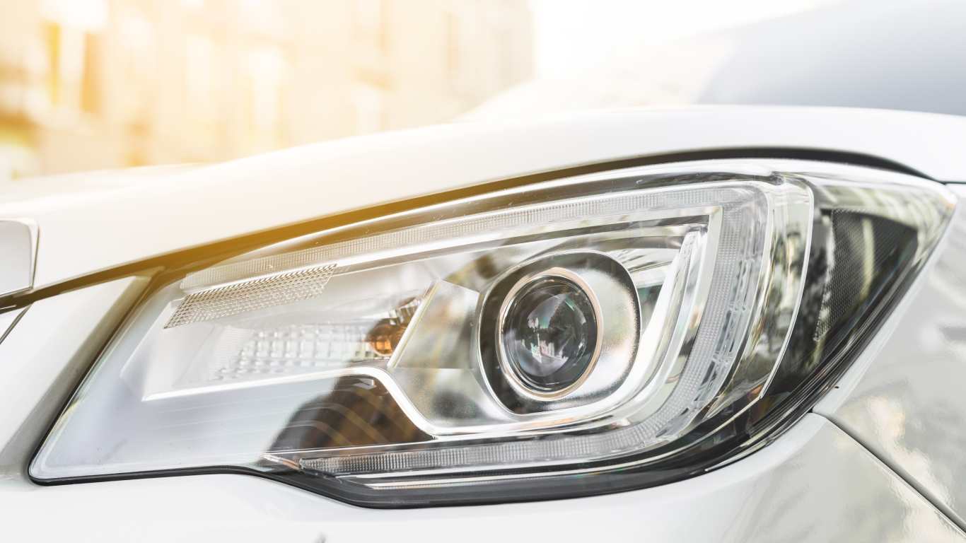 Modern Car Headlights: Pros and Cons of HID and LED